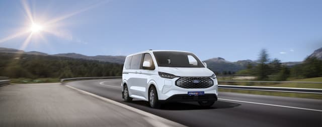Ford E-Transit Custom Kombi kaufen – Elektro-Kleinbus bis -25% Rabatt ...